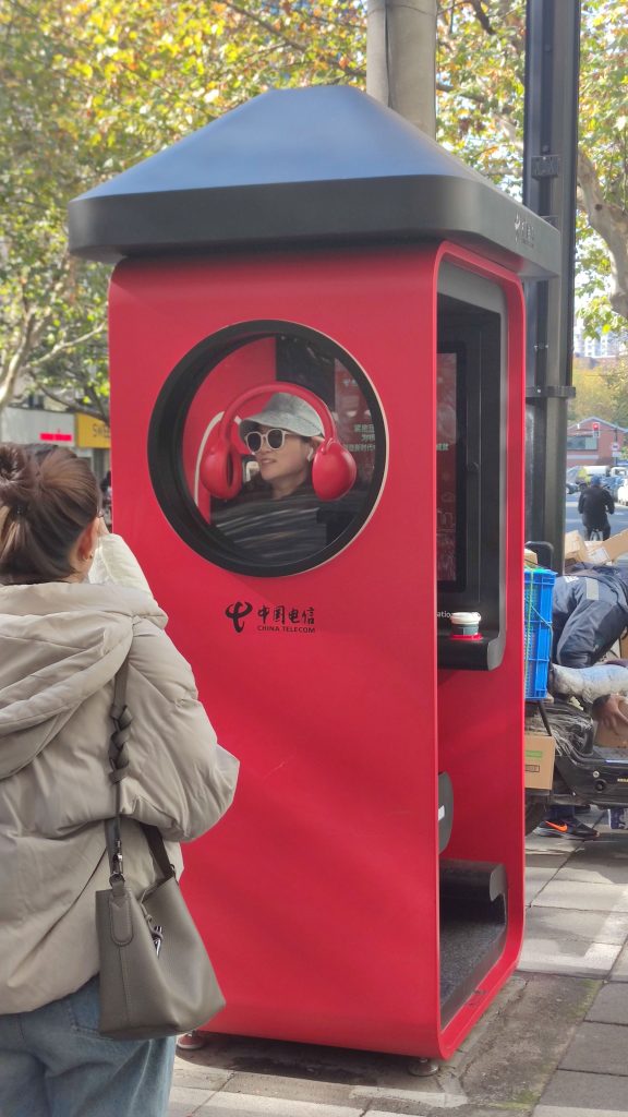 Nice smart booth - 100architects